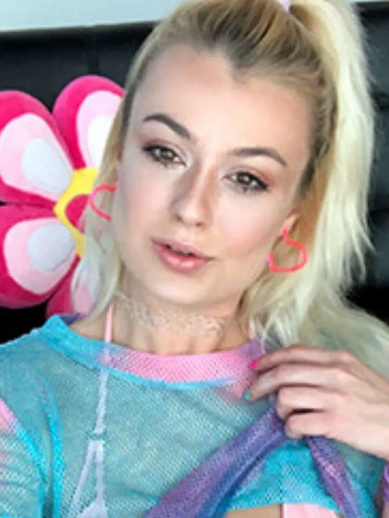 Nomi Melone Biography: Wiki, Age, Career, Height, Weight, Boyfriend ...